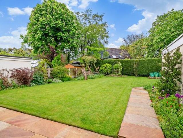 4 bedroom detached house for sale in Leadhall Drive, Harrogate, HG2