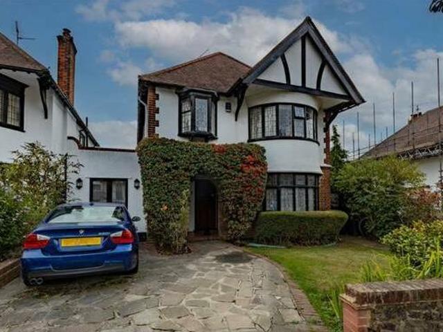 4 bedroom detached house for sale in Leasway Chalkwell SS0
