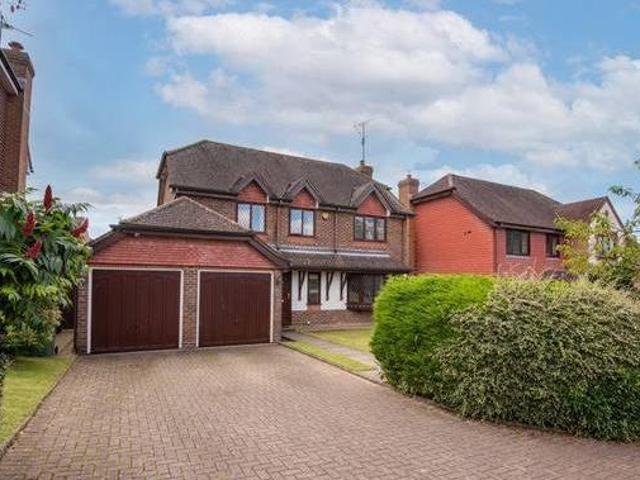 4 bedroom detached house for sale in Lemmington Way Horsham RH12