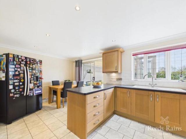 4 bedroom detached house for sale in Lindengate Avenue, Hull, East Yorkshire, HU7