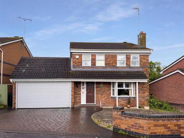4 bedroom detached house for sale in Linnet Close, Narborough. LE19
