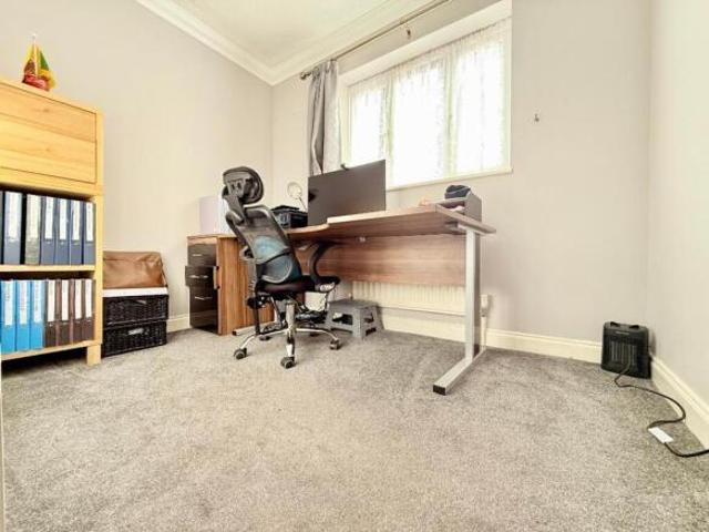 4 bedroom detached house for sale in Lippitts Hill, Luton, LU2