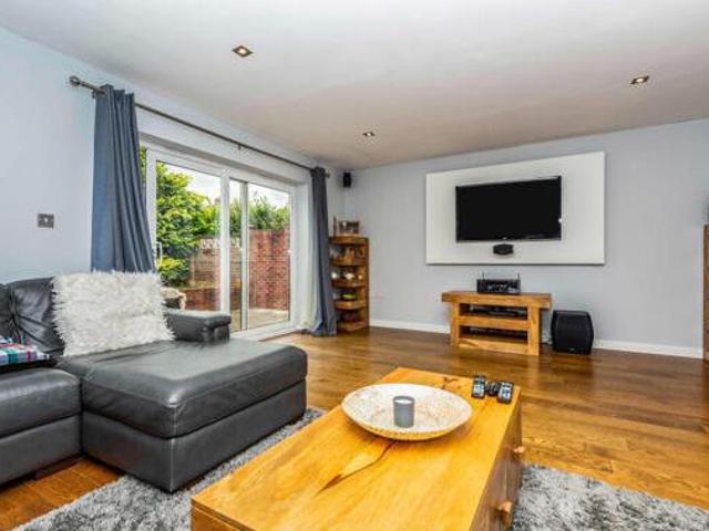 4 Bedroom Detached House For Sale In Luton