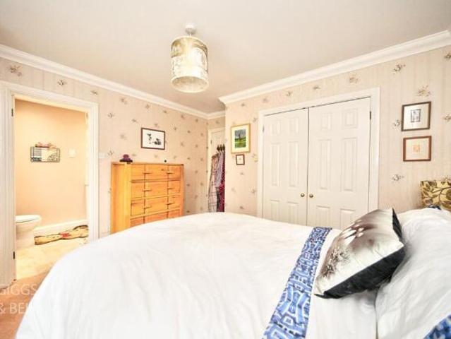 4 bedroom detached house for sale in Luton, Bedfordshire, LU3