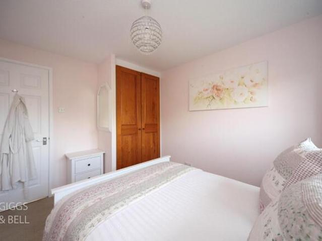 4 bedroom detached house for sale in Luton, Bedfordshire, LU4
