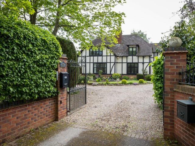 4 bedroom detached house for sale in Lutterworth Road, Aylestone, LE2