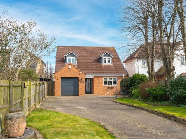4 bedroom detached house for sale in Lutterworth Road, Aylestone, Leicester, LE2