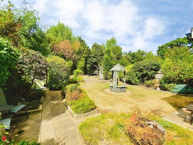 4 bedroom detached house for sale in Lubbesthorpe Road, Leicester, LE3
