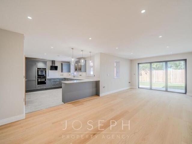 4 bedroom detached house for sale in Lynton Place, Ipswich, IP1