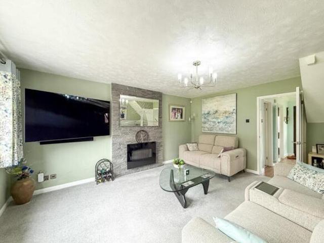 4 bedroom detached house for sale in Moor Close, Beaumont Park, Huddersfield, HD4