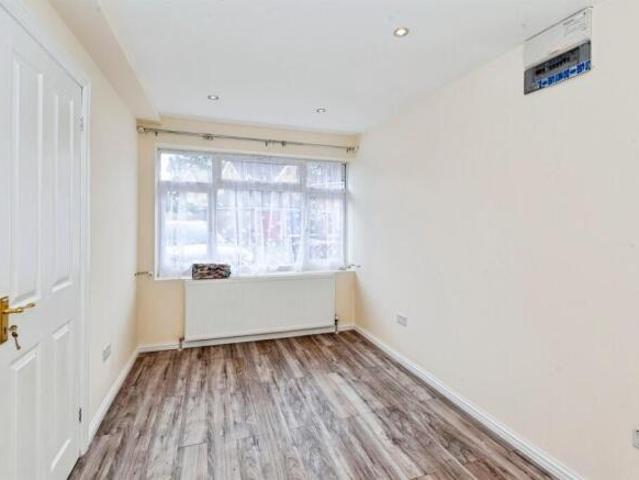 4 bedroom detached house for sale in Moor Furlong, Slough, SL1