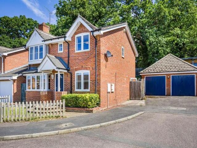 4 bedroom detached house for sale in Morlais, RG4