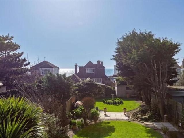 4 bedroom detached house for sale in Malvern Close, Worthing, BN11
