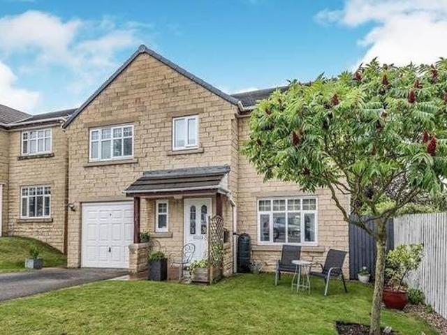 4 bedroom detached house for sale in Manordale Close Flockton Wakefield WF4