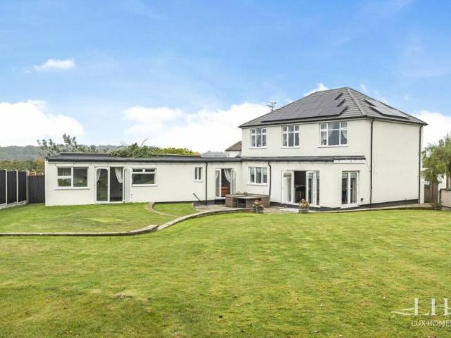 4 bedroom detached house for sale in Mascalls Gardens, Brentwood, CM14