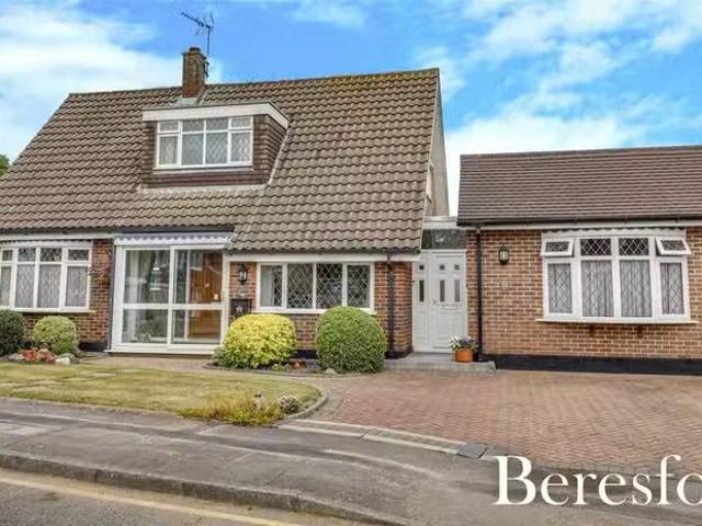 4 bedroom detached house for sale in Meadsway, Great Warley, C.