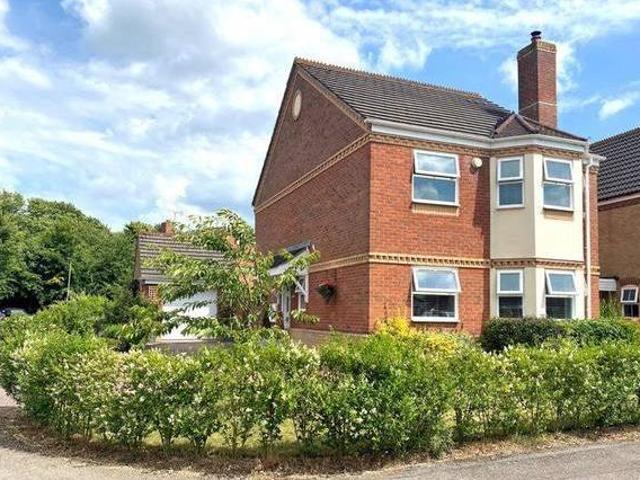 4 bedroom detached house for sale in Middle Furlong Didcot OX11