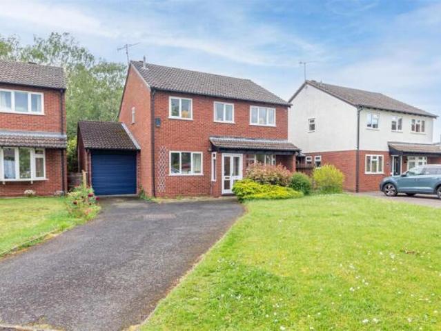 4 bedroom detached house for sale in Millbrook Close, Worcester, WR3