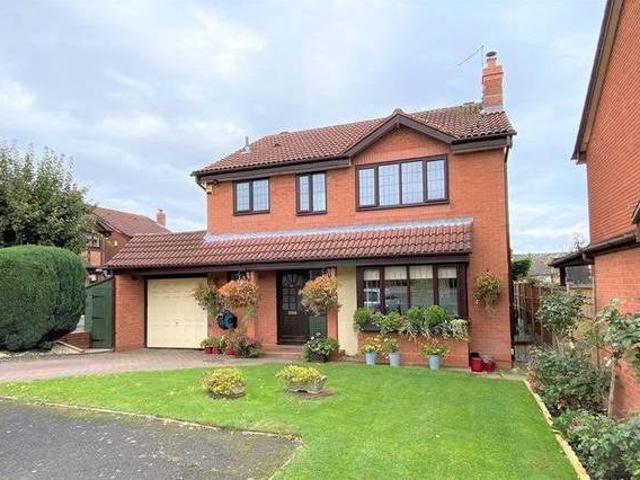 4 bedroom detached house for sale in Node Hill Close Studley B80