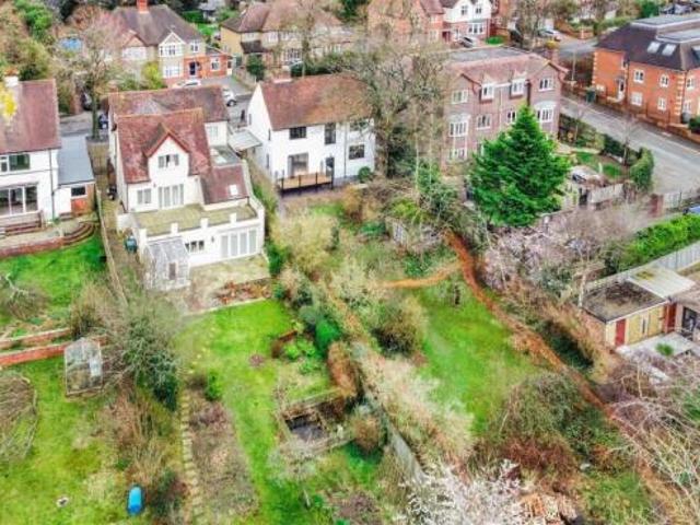 4 bedroom detached house for sale in Northcourt Avenue, Reading RG2
