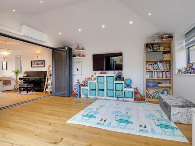 4 bedroom detached house for sale in Netley Close, Caversham Park Village, RG4