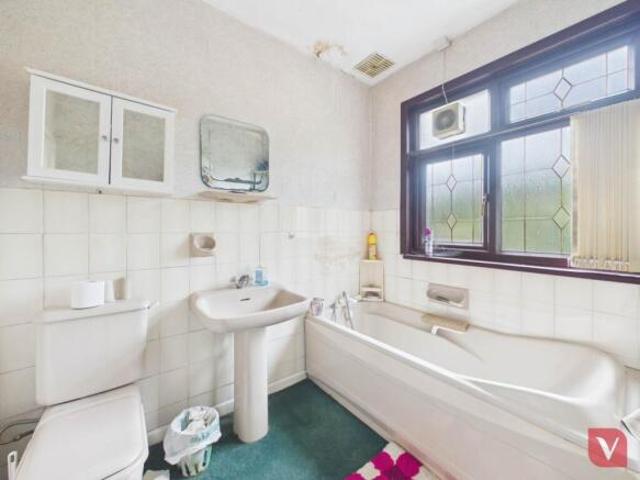 4 bedroom detached house for sale in New Bedford Road, Luton, LU3