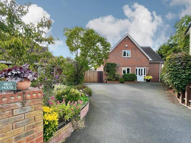 4 bedroom detached house for sale in Somerset PlaceTewkesburyGL20 5HQ GL20