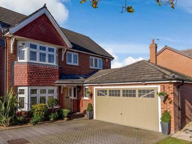 4 bedroom detached house for sale in Sandringham Drive Tingley WF3 1FF WF3