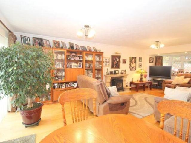 4 bedroom detached house for sale in Selsey Drive, Luton, LU2