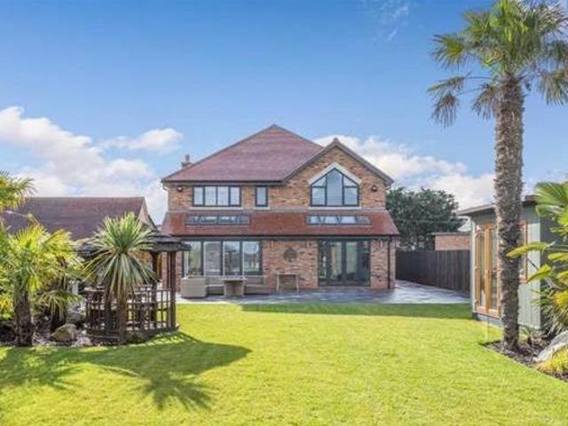 4 bedroom detached house for sale in Shefford Road Meppershall Bedfordshire SG17