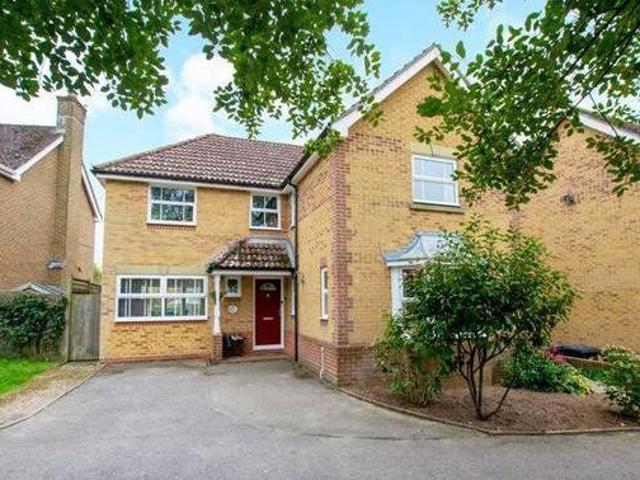 4 bedroom detached house for sale in Shepherds Way Ridgewood TN22