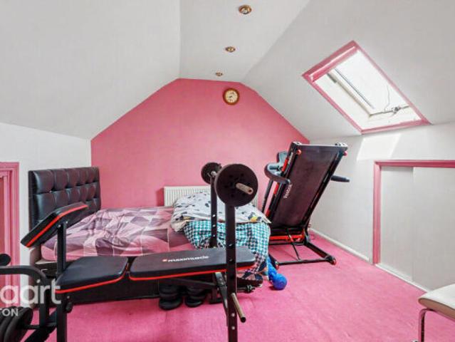 4 bedroom detached house for sale in Sherwood Road, Luton, LU4