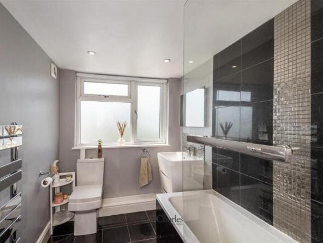 4 bedroom detached house for sale in Shipbourne Road, Tonbridge, TN10