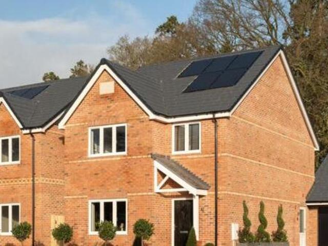 4 Bedroom Detached House For Sale In Spencers Wood