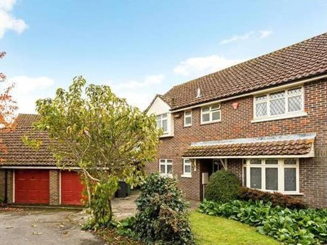 4 bedroom detached house for sale in Springfields Close Colden Common Winchester Hampshire SO21