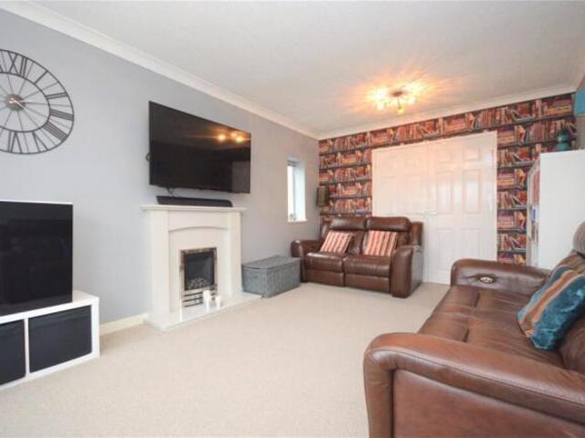4 bedroom detached house for sale in St. Johns Close, Aberford, Leeds, LS25