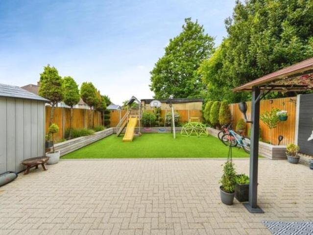 4 bedroom detached house for sale in Stanford Road, Luton, Bedfordshire, LU2