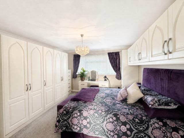 4 bedroom detached house for sale in Staplehurst, Kent, TN12