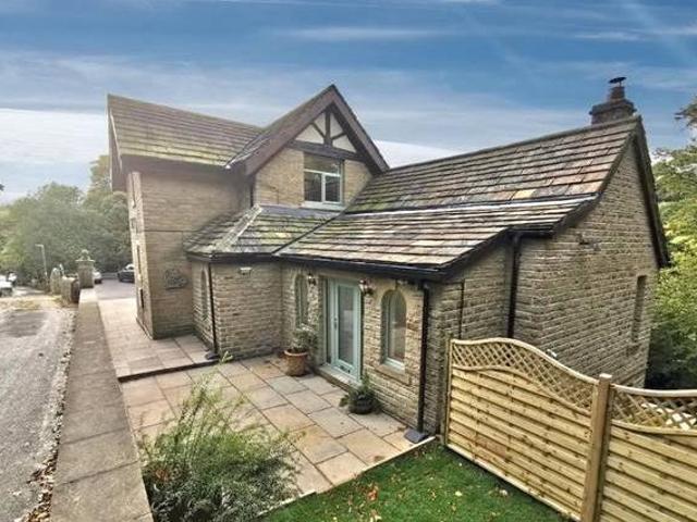 4 bedroom detached house for sale in Staups Lane Shibden Halifax HX3