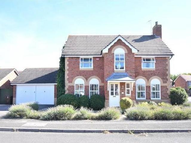 4 bedroom detached house for sale in Stort Close Didcot OX11