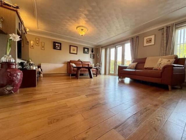 4 bedroom detached house for sale in Sutherland Place, Luton, LU1