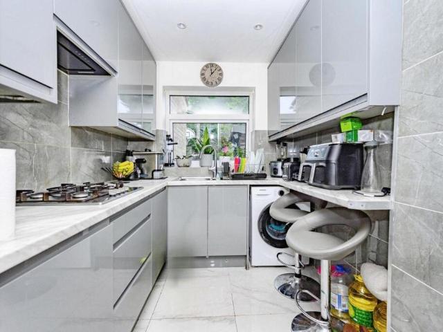 3 bedroom detached house for sale in Sutton Gardens, LUTON, Bedfordshire, LU3