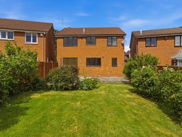 4 bedroom detached house for sale in Suffolk Drive, Worcester, WR3
