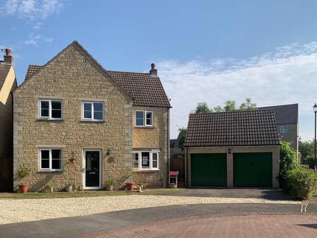 4 bedroom detached house for sale in Swansfield Lechlade GL7