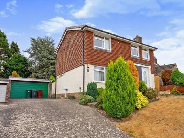 4 bedroom detached house for sale in Poplar Way Midhurst GU29