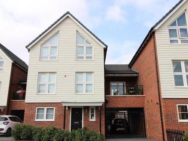 4 bedroom detached house for sale in Park Way Castleford West Yorkshire WF10 WF10