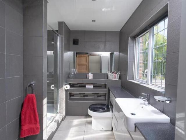 4 bedroom detached house for sale in Park Avenue, Crossgates, Leeds, LS15