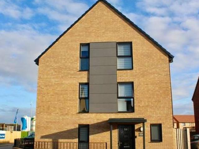 4 bedroom detached house for sale in Parkhall Drive Doncaster DN6 DN6