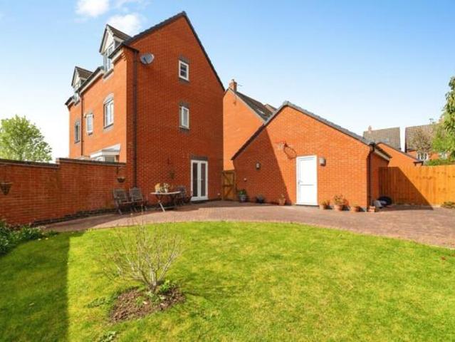 4 bedroom detached house for sale in Pasture Drive, Birstall, Leicester, Leicestershire, LE4