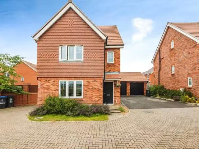 4 bedroom detached house for sale in Peony Grove, Worthing, BN13
